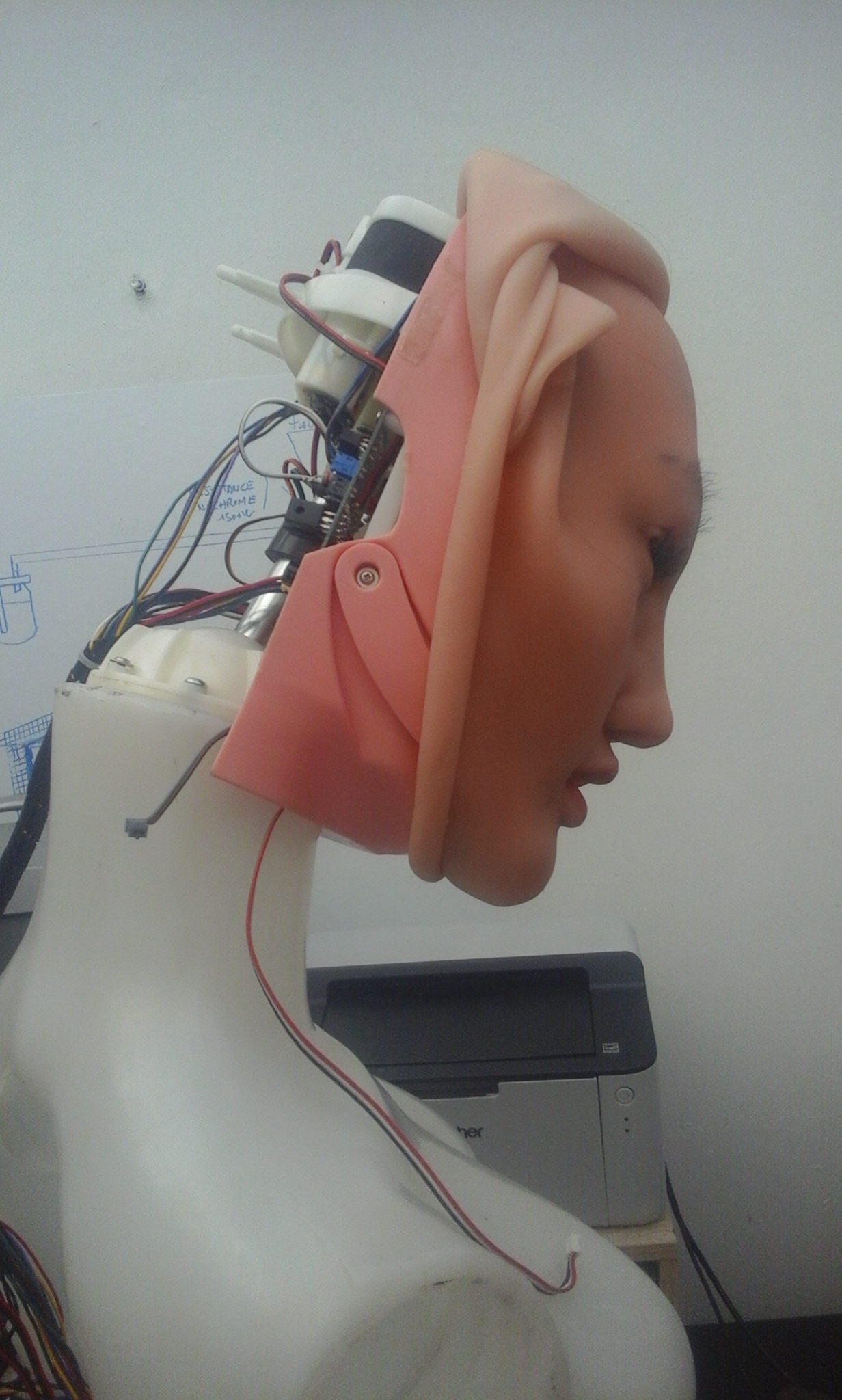 CREATION D’UN ROBOT GYNOÏDE AUTONOME ET INTERACTIF – LABORATOIRE DE ...